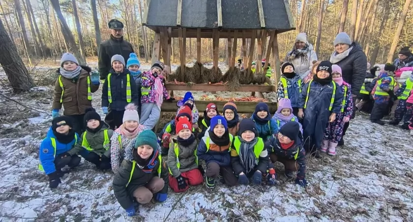 Zimowa wycieczka Biedronek i Misi do lasu - wiadomości Mogilno