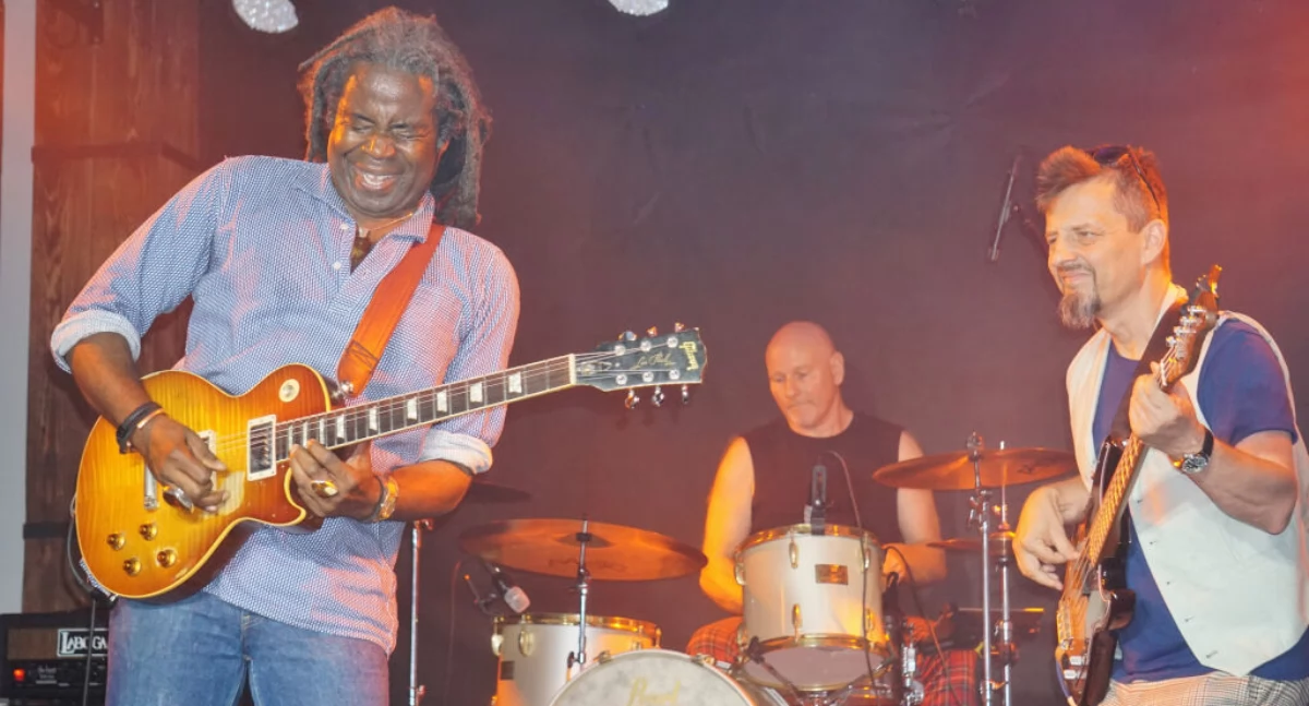 Jean-Marx Santel - amerykański gitarzysta i wokalista z koncertu w ...