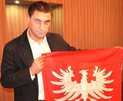 Flagi powstańcze na pl. Wolności - wiadomości Mogilno